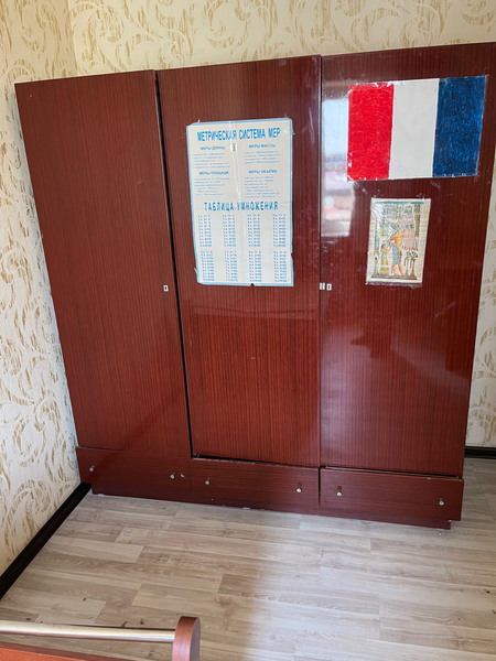 Мебель б/у диван кровать шкаф письменный стол