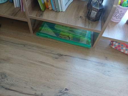 Stol svitelnik bilan birga sotiladi.