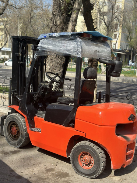 Srochna sotiladi Kara, вилочный погрузчик 2,5 т full