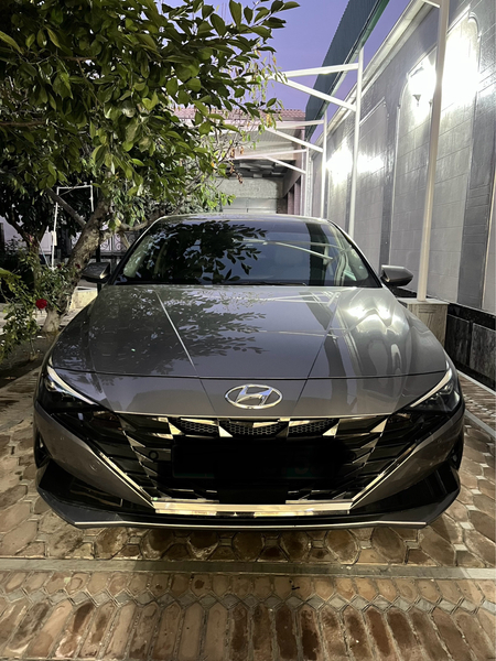 Hyundai Elantra 2.0 full komplektatsiya sotiladi