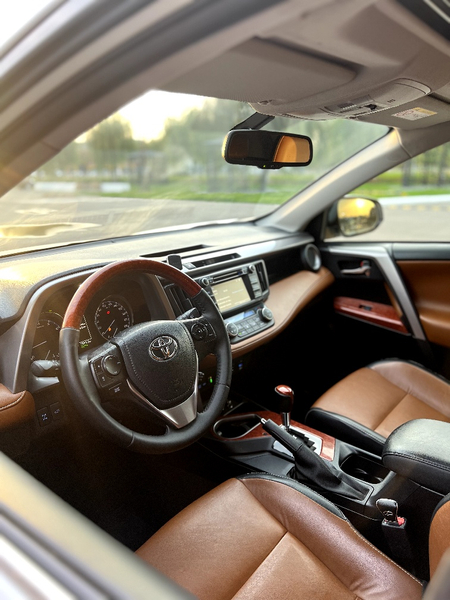 Toyota Raf 4 2016 oq 90,000km