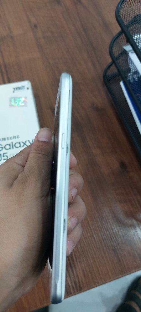 Samsung galaxy j 5.6