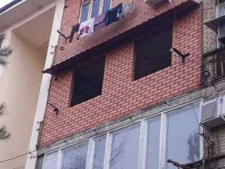 Kladka kirpicha i remont balkonov! Ustanovka reshetka i kozerog!