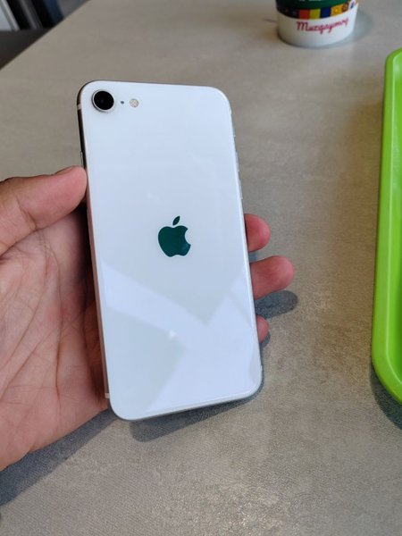 iPhone se 2020 ajoyib holatda
