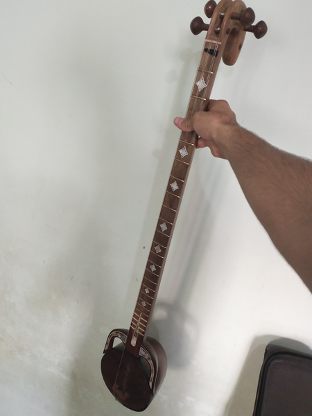 Qashqar rubobi sotiladi.Ovozi zoʻr