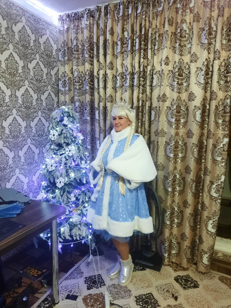 Продаю костюмы Снегурочки и Деда Мороза
