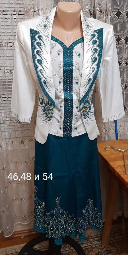 Продаю костюмы