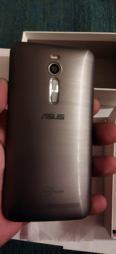 Asus ZenFone 2 .