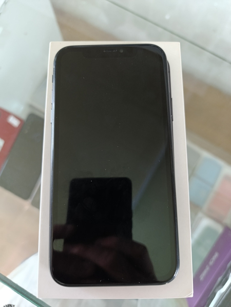 IPHONE XR black 128 gb