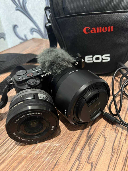Продаю Sony zv-e10 + 2 объектива kit 16-50 и FE 1.8/50