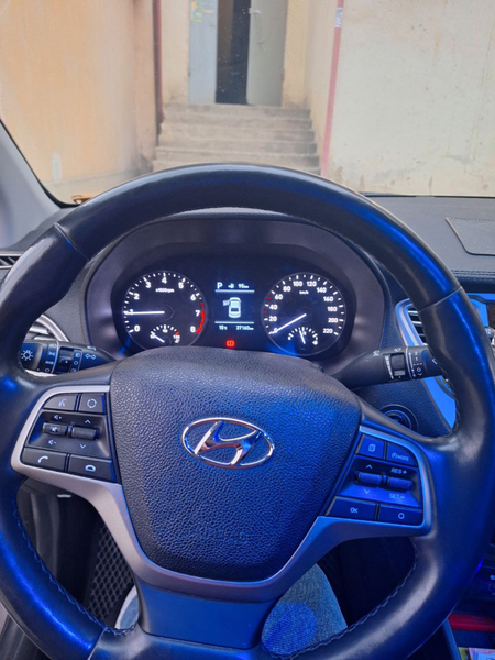Hyundai accent sotiladi