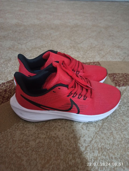 Кроссовки Nike, Adidas