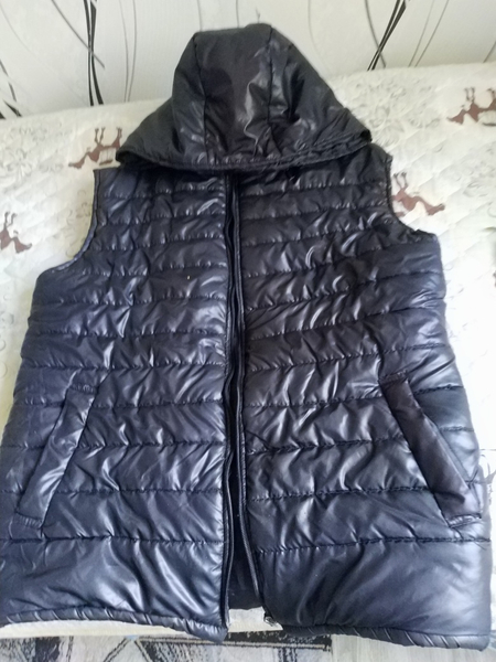 Продаю мужскую безрукавку