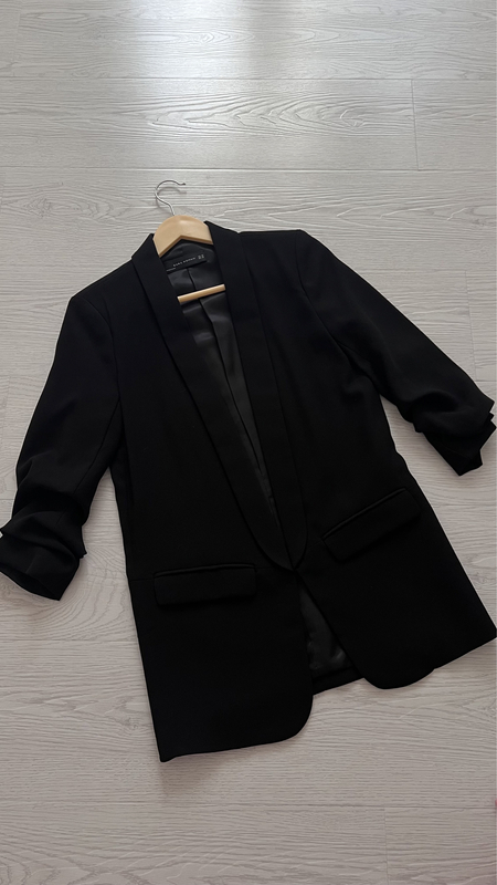Продам чёрный и красны пиджак лёгкий от ZARA