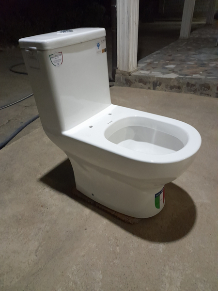 Продам новые лытие унитазы.