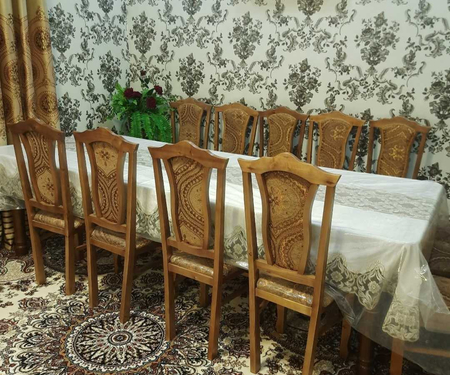 Продаётся стол и стулья для гостиной
