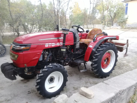 Traktor srochni sotiladi