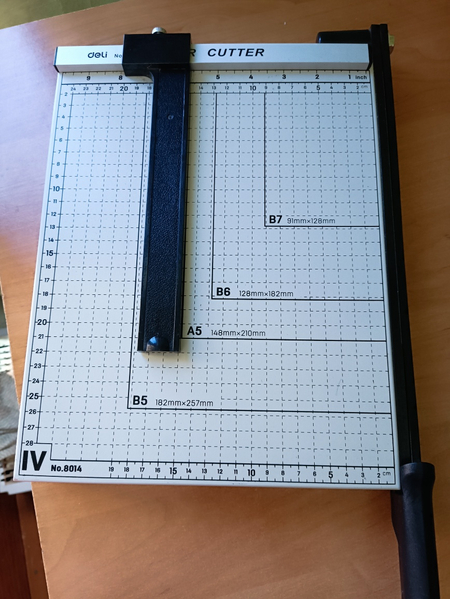 A4 qogʻoz kesadigan (Deli Paper Cutter)