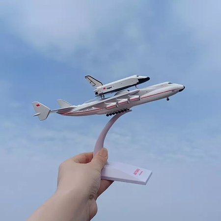 Самолёт АН-225 Мрия с бураном в комплекте (коллекционная модель)
