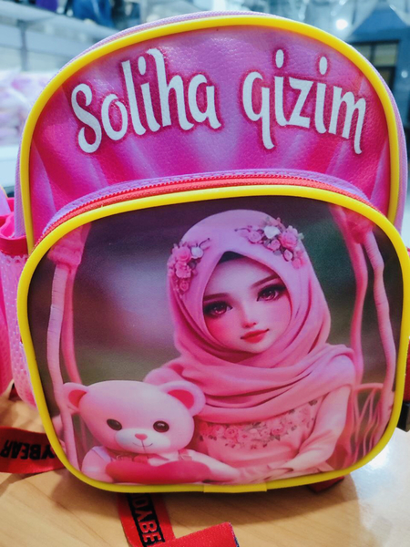 Bolalar ismlari yozilgan sumkalar.