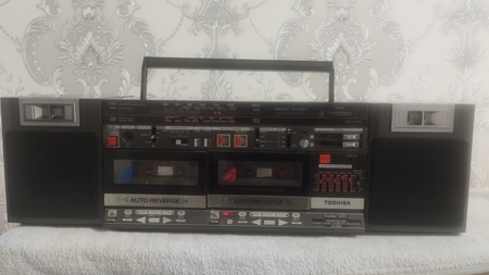 Продаю магнитофон TOSHIBA BOMBEAT SX85.