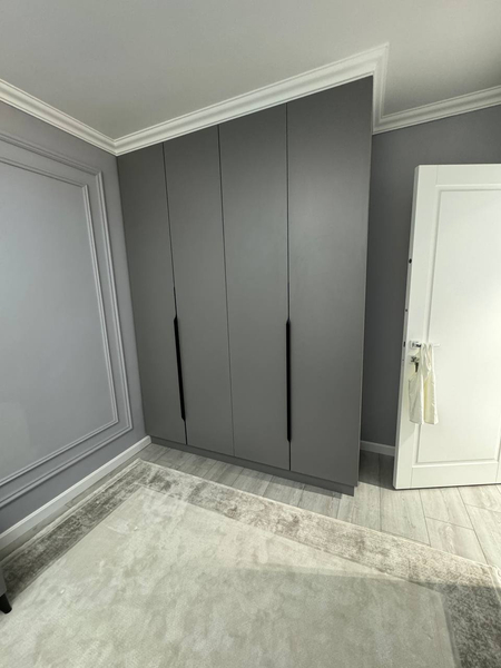 .Продам 3комнатную 1этаж евроремонт Ц13Лабзак балкон 2х6метр 64м2 $119
