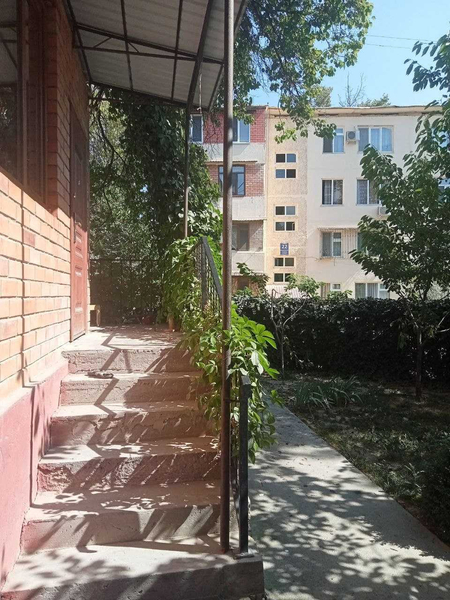 Продаю 3х квартиру, 1й этаж, возле метро Туркистон, Юнусобод 15-21-26.