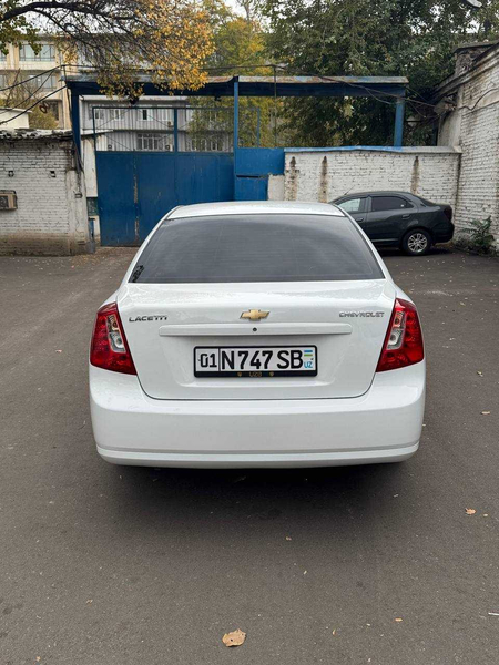 Lasetti 1.8 2012 yil sotiladi