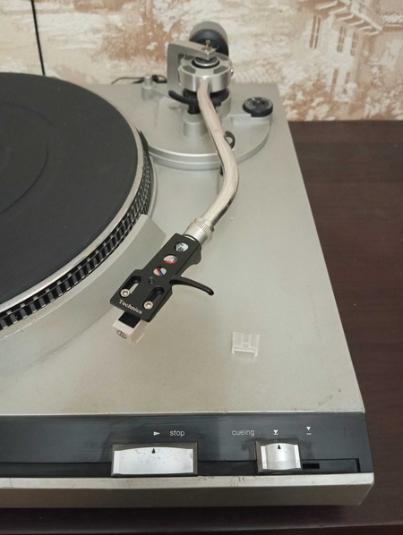 Продам винтажный проигрыватель винила TECHNICS.