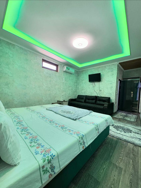 Hotel labi hovuz yonida