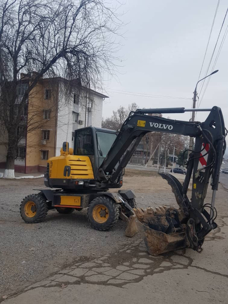 Экскаватор хизмати