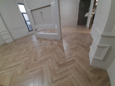 Tarket plintus ustanofka  nalevnoy quyamiz
