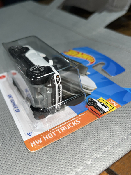 Машинки фирмы hot wheels и matchbox