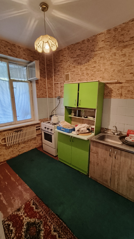 Квартира сотилади срочно. 2-хонали 2 этаж галёрка 4 этажли дом .