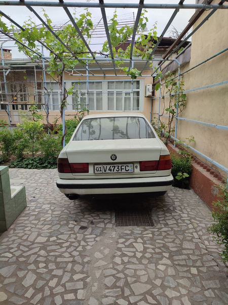 BMW e34 
1998 yil 
Rangi oq
Holati yahshi 
Gaz bor 4 pakaleniya dakume