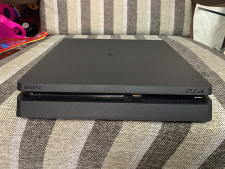 Playstation4 slim 1TB с играми и два джестика как на фото