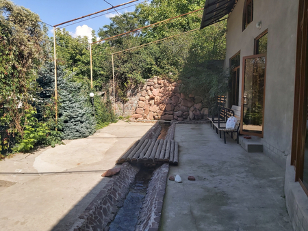 Kumushkonda dacha sotiladi