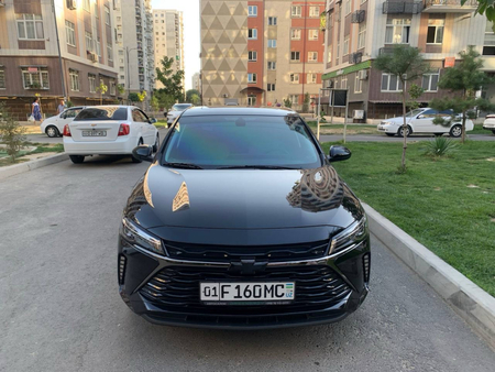Продается своя Monza седан