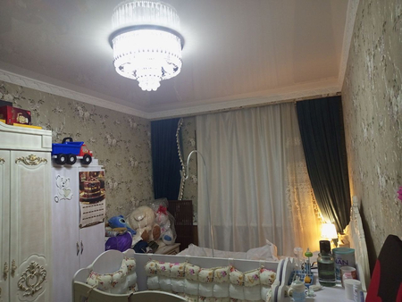 Srochna 4 xonali kvartira sotiladi.