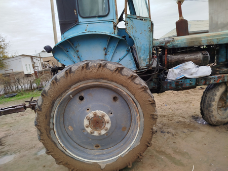 Traktor sotiladi.