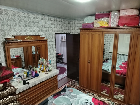 Uy sotiladi 3 xona jixozlari bilan  48 000 kami bor