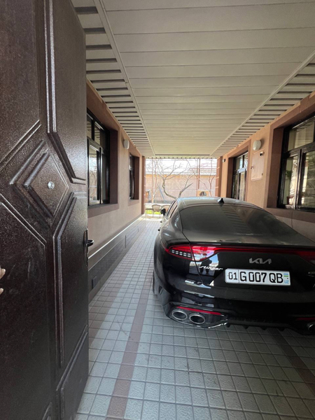 Uy sotiladi qoyliq bozordan 300 metr otkandan keyn yahshi joyda