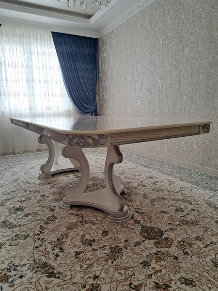 Стол для гостинной