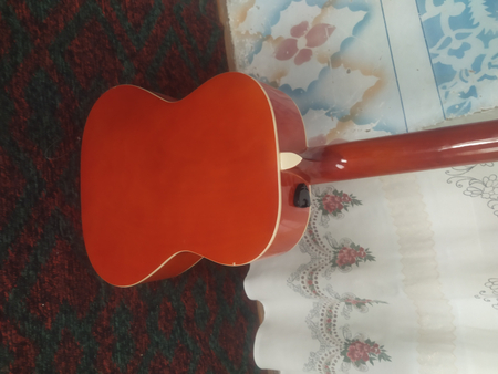 Gitara sotiladi  aybi simi uzilgan