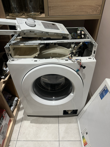Продам смарт ТВ и стиральную машину.