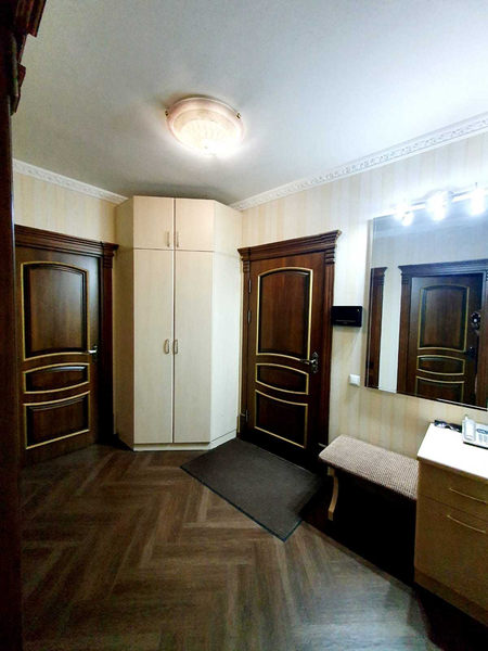 2 комнатная шикарная квартира 3 этаж  на Максима Горького метро.