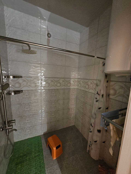 2 xonali 65m² +65m² podval, 1-qavat sotiladi.