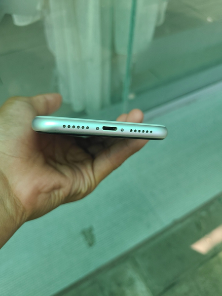 IPhone XR tinniq xolatda