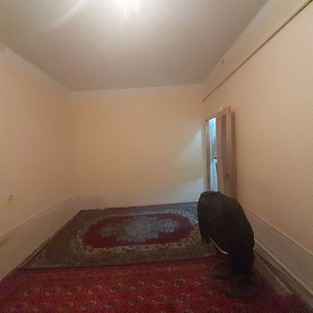 Urganch shahrida 3 xonali uy, balqoni bilan sotiladi