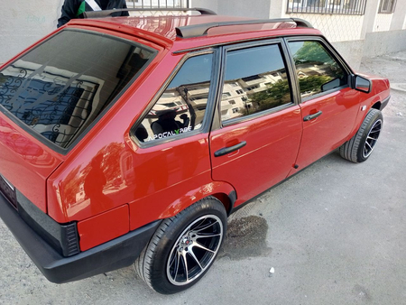 2109 Lada sotiladi barakalik moshina majburlikdan sotyapmiz benzin pra